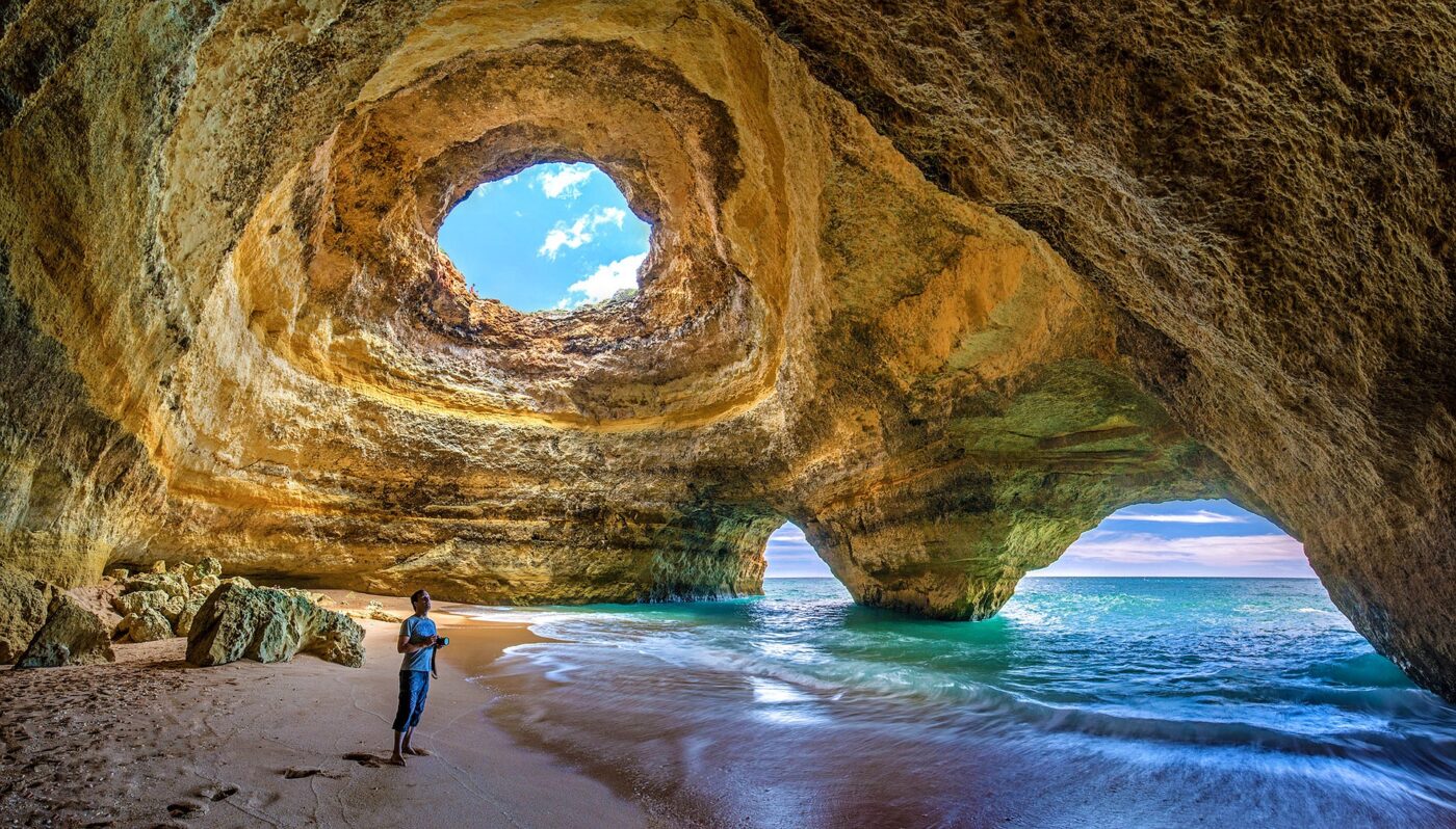 Algarve, Portugal - En Skinande Skönhet Vid Kusten i Södra Portugal ...
